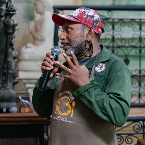 Menggali Kearifan Dapur Hutan Papua Bersama Chef Charles Toto - Bake.co.id