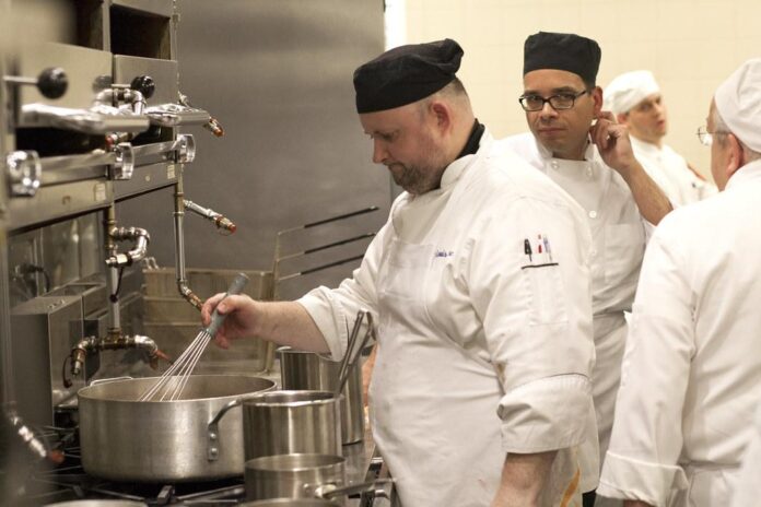 Urutan Tingkat Posisi Chef: Siapa Saja yang Bekerja di Dapur Restoran ...